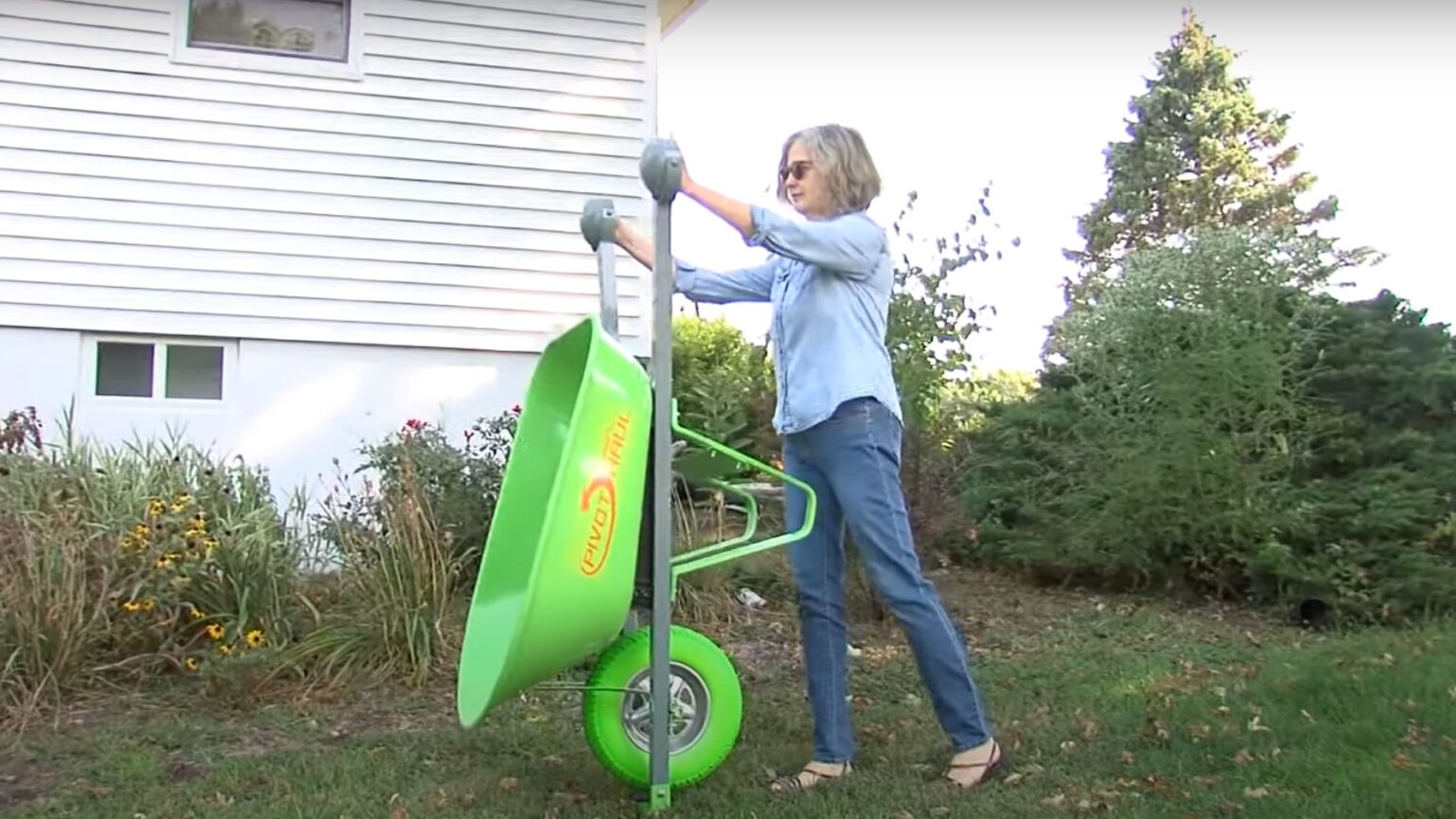 Pivoting wheelbarrow handles for easier dumping - Super Innovators